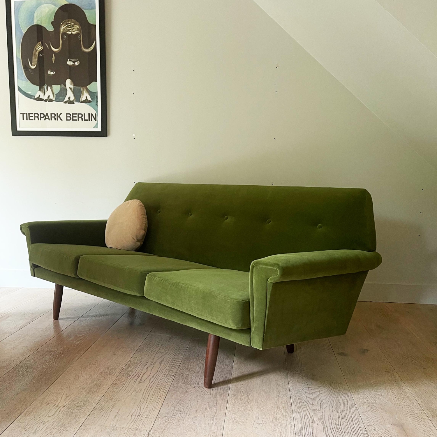 Matilda - Classic Midcentury Three Seater Sofa - Stedsans